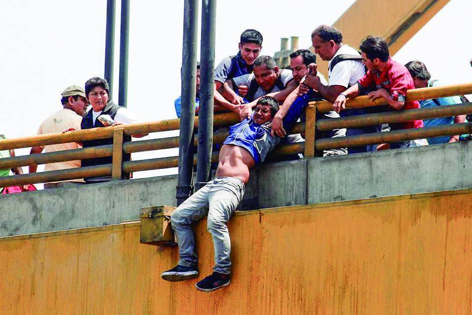 Salvan a hombre que intentó lanzarse de Puente del Ejército - Exitosa ...