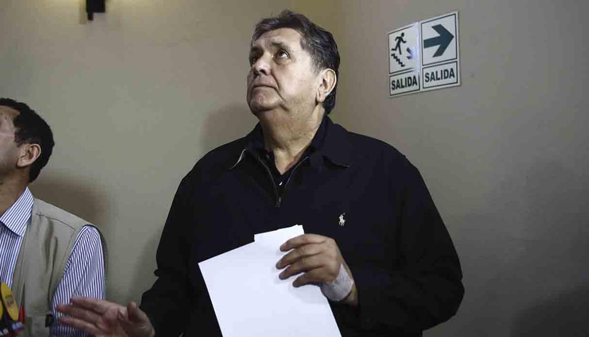 Hijo de Alan García llega al hospital José Casimiro Ulloa (VIDEO ...