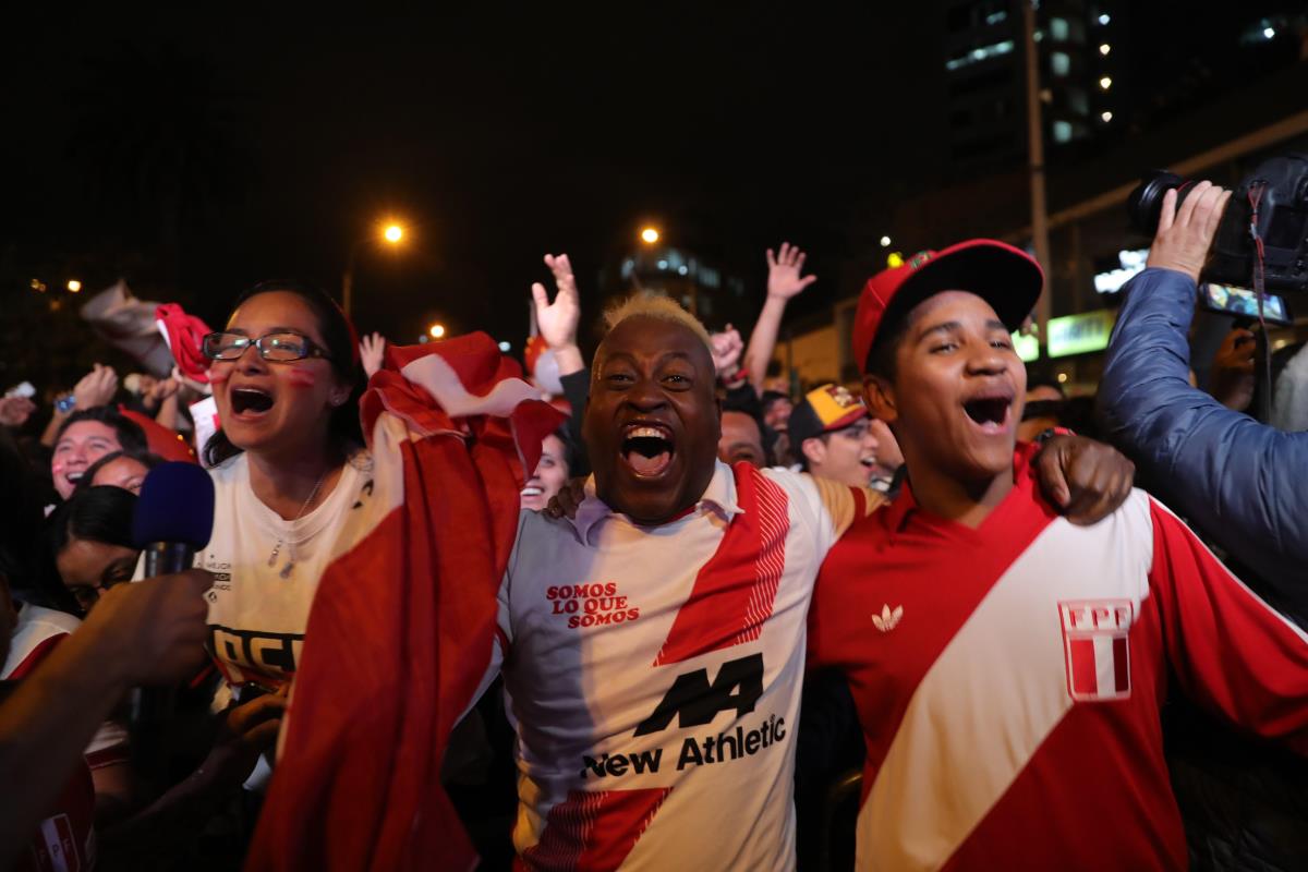 FOTOS | Así celebró la hinchada peruana el pase a la final de la Copa ...