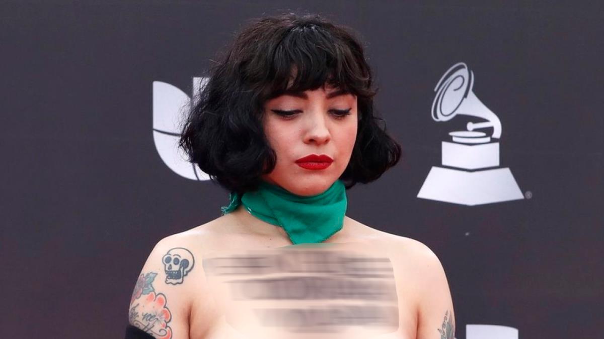 Singular protesta de Mon Laferte en los Latin Grammy - Exitosa Noticias