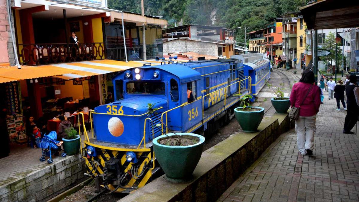 Tren local hacia Machu Picchu Pueblo sigue operando con el 50% de su ...