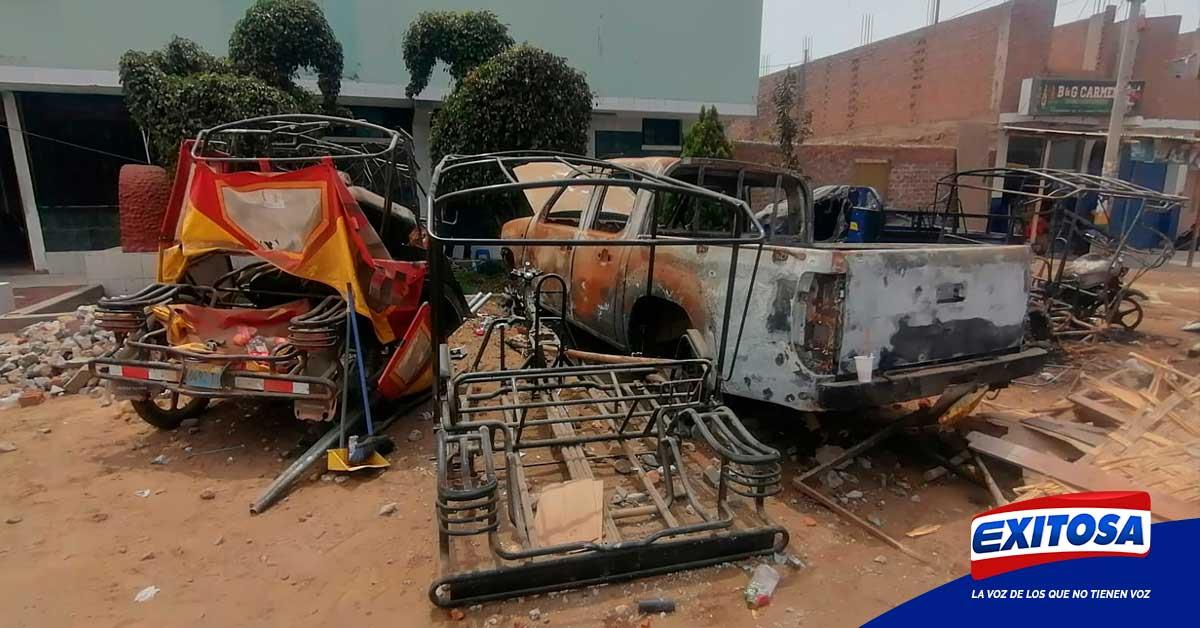 Turba quema vehículos en frontis de comisaría de Chao - Exitosa Noticias