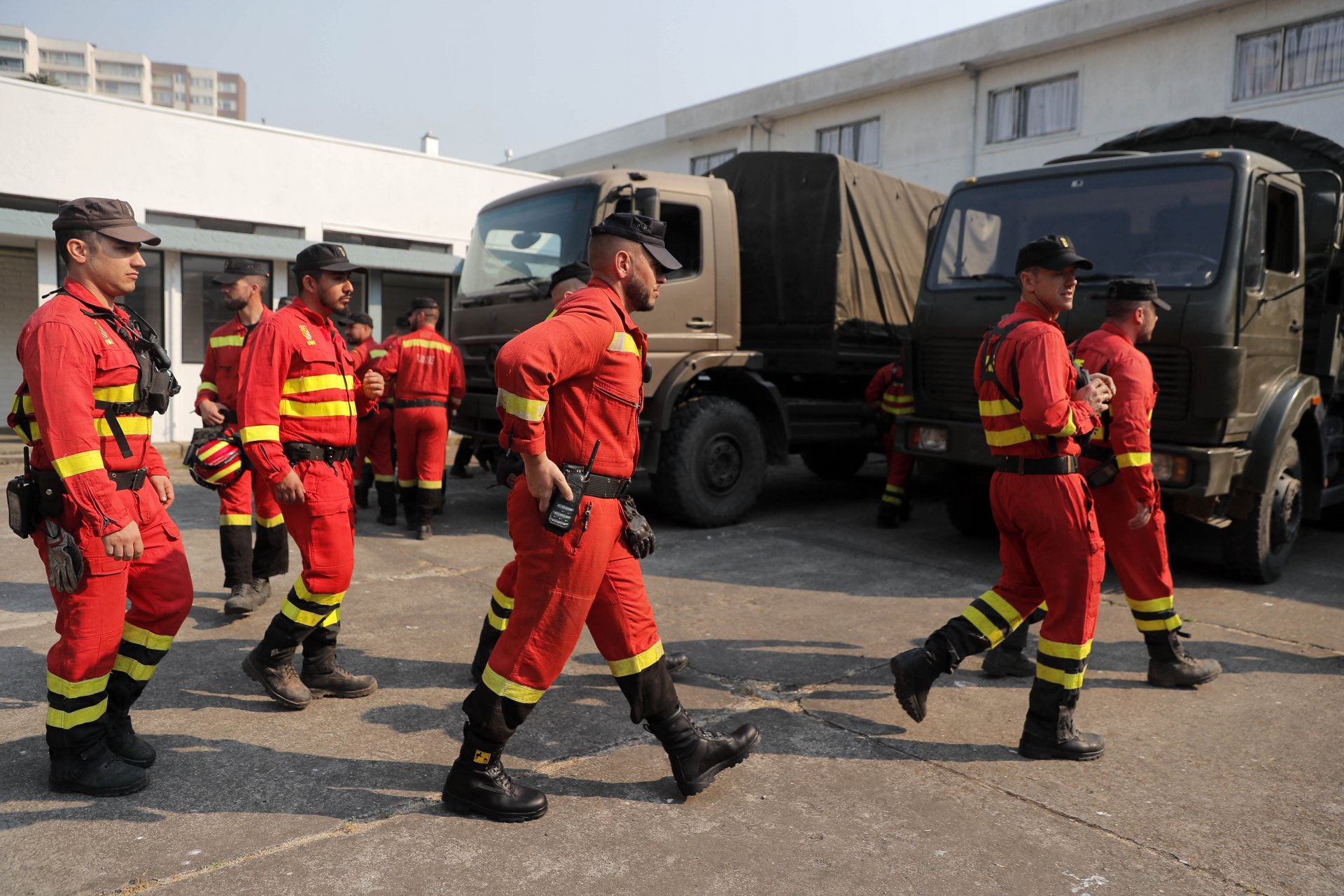 Más de 3.400 bomberos voluntarios combaten los incendios sin control en ...