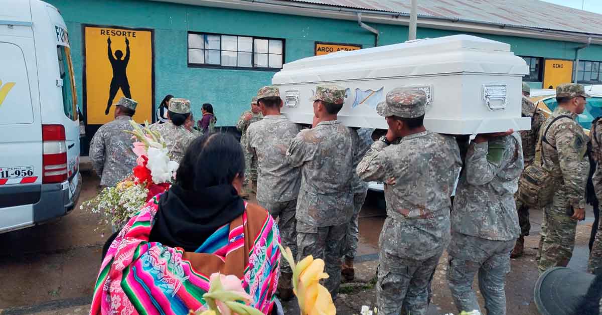 CCFFAA rinde honores a soldados caídos en el cuartel de El Collado-Puno ...