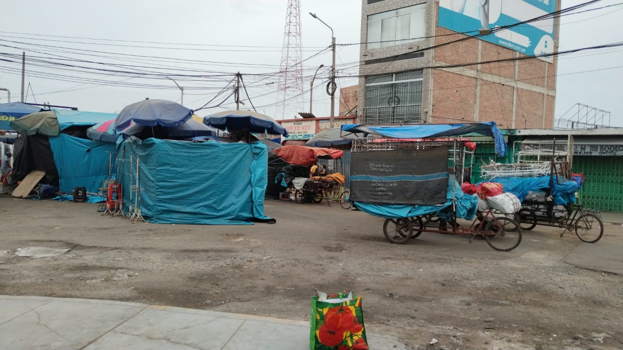 Ambulantes usan vía pública para dejar su mercadería durante toda la ...