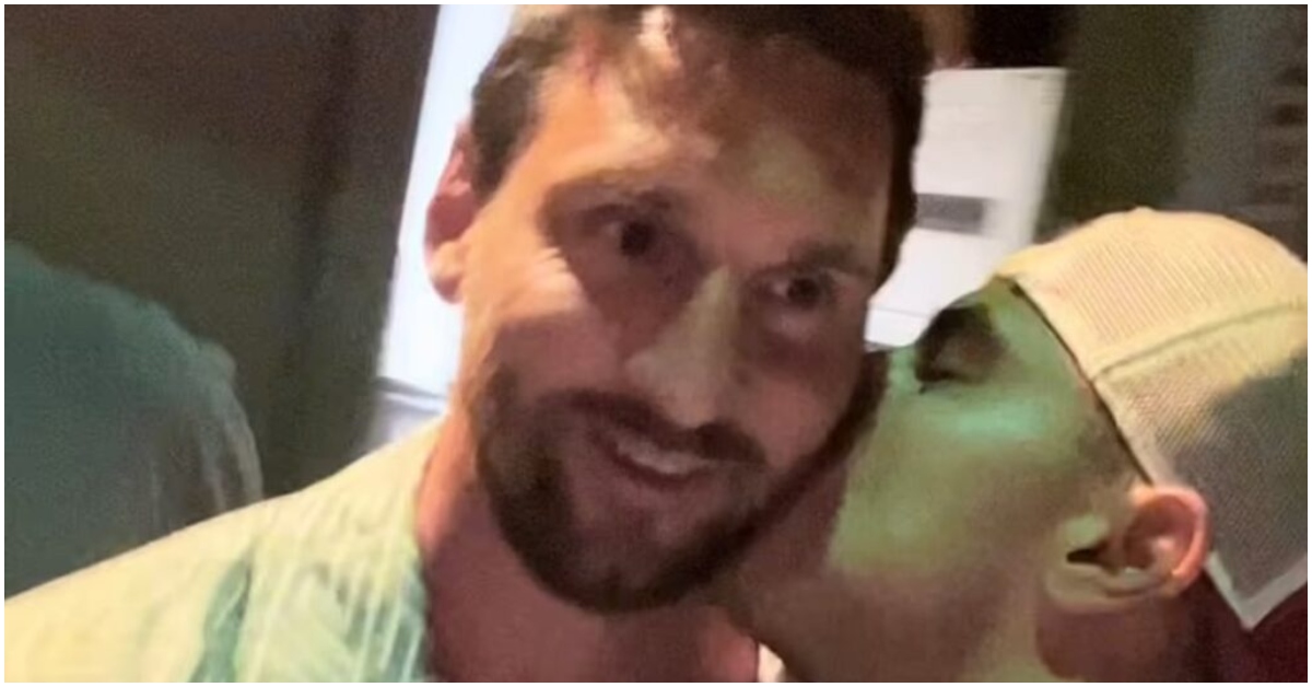 Aficionado argentino sorprende a Lionel Messi con un beso en medio del ...