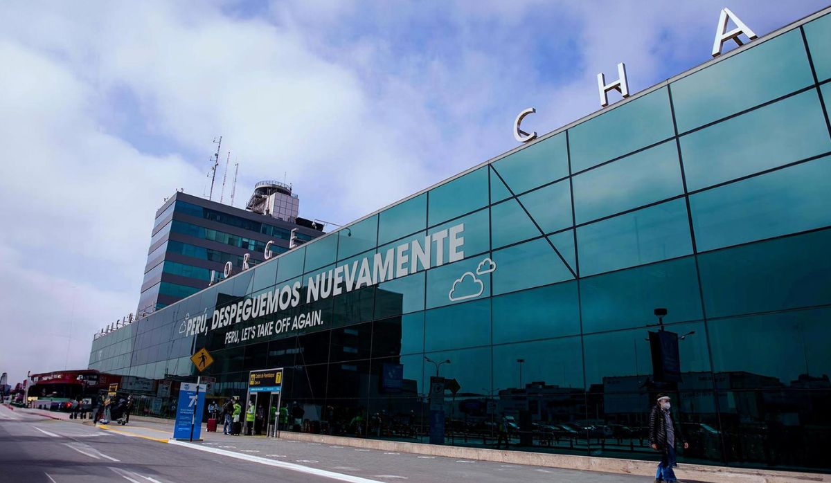 Aeropuerto Jorge Chávez suspende llegada y salida de vuelos por fallas en la pista de aterrizaje ...