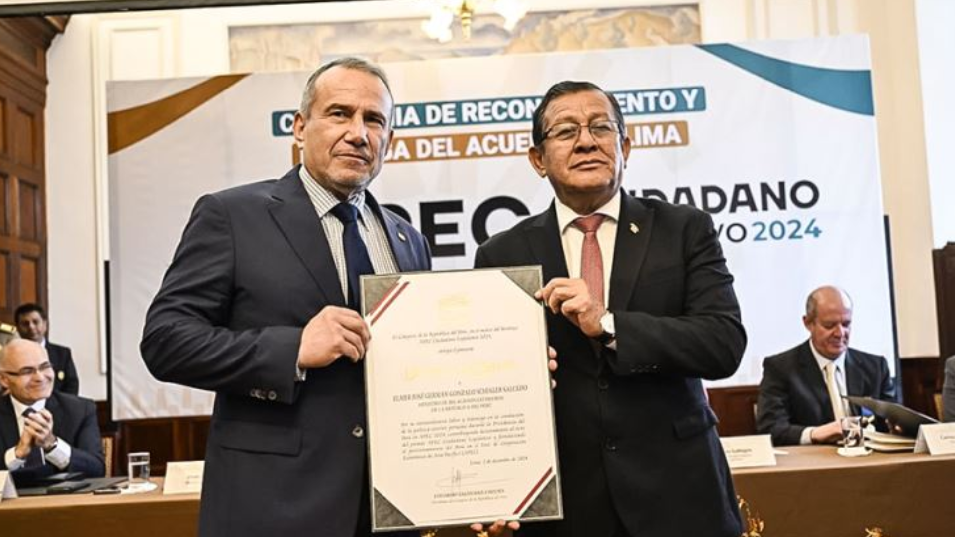 Congreso condecoró al canciller Elmer Schialer por el "éxito" que tuvo ...
