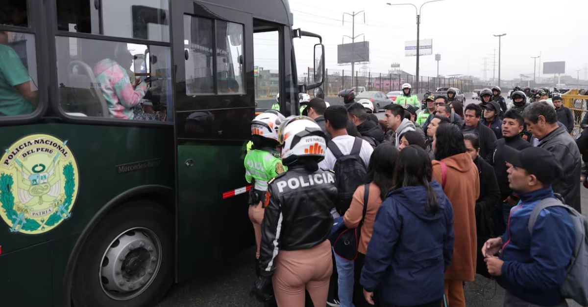 Paro transportista: PNP despliega 15 buses para trasladar a pasajeros ...