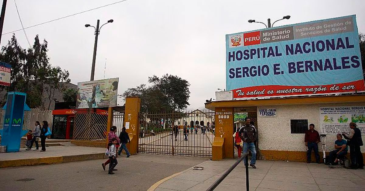 Mujer sufre desmayo en puerta de Hospital Sergio Bernales y no recibe ...