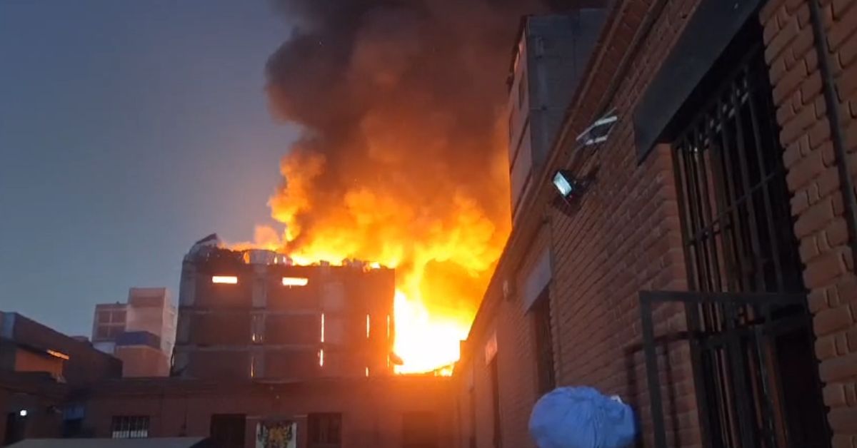 Voraz incendio en Cercado de Lima: Bomberos luchan por apagar fuego ...