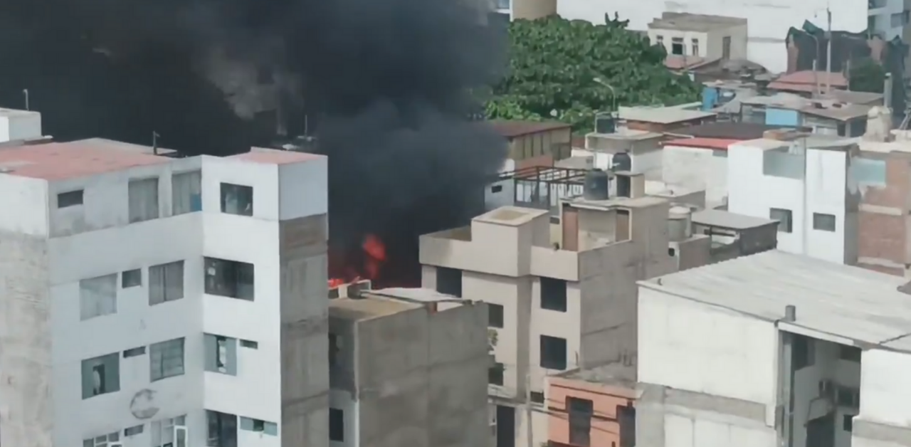 Incendio en Barranco: Fuego en vivienda de material noble causó alarma entre vecinos (VIDEO ...