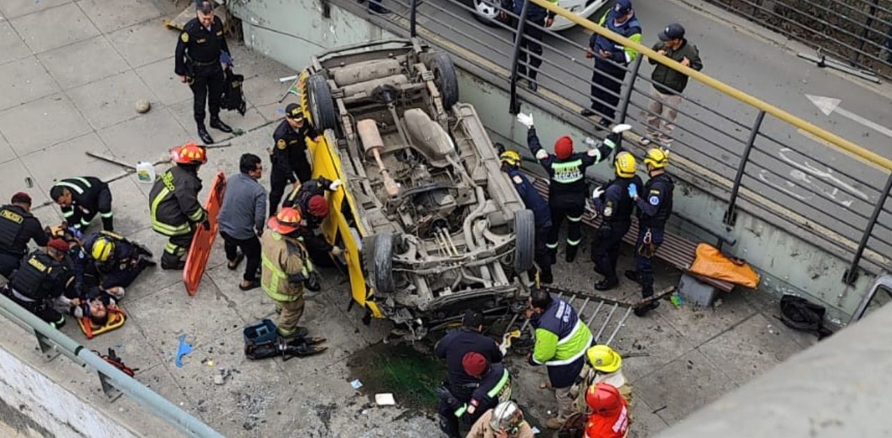 Cercado de Lima: Miniván cae del puente Ricardo Palma y deja ocho ...