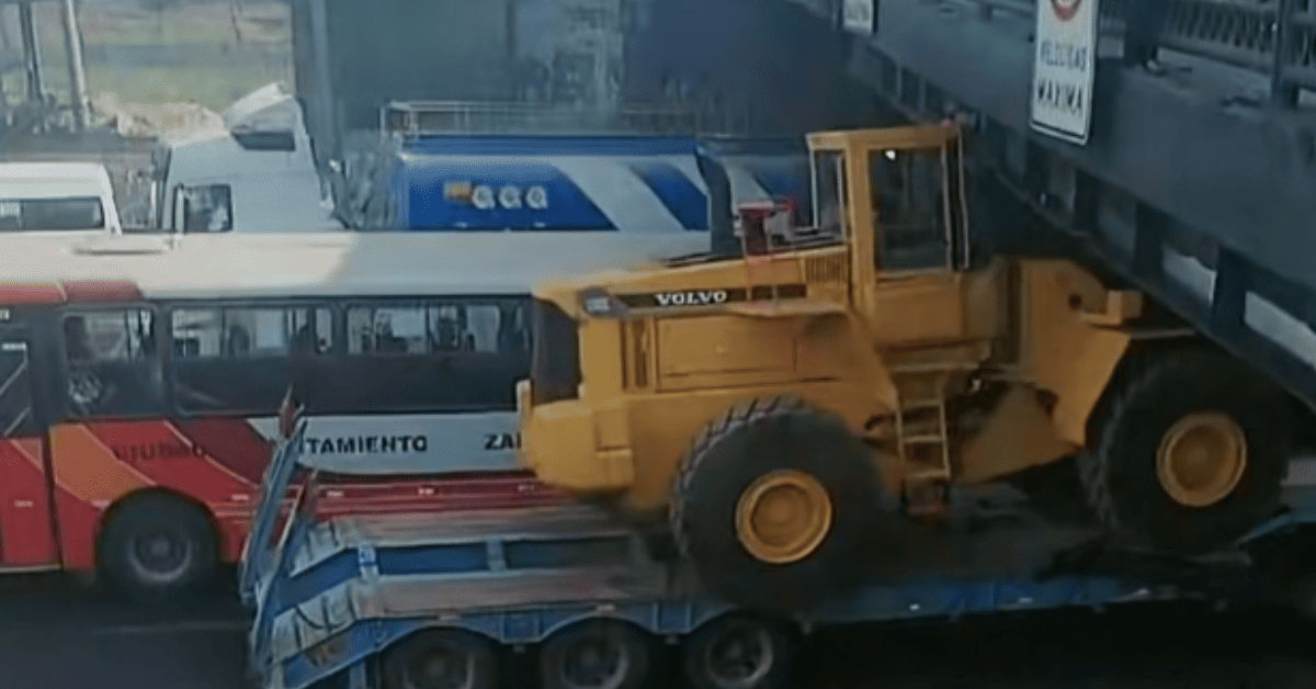 Cercado de Lima: Tráiler que trasladaba vehículo impacta contra puente ...
