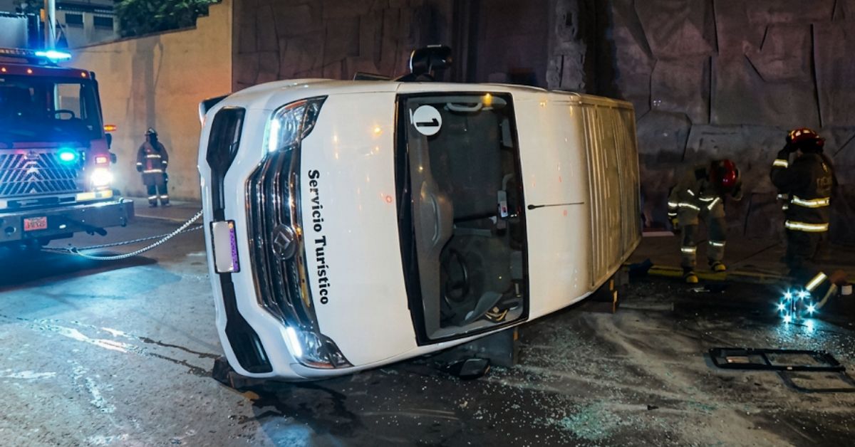Cercado de Lima: miniván con pilotos volcó tras ser impactada por otro ...